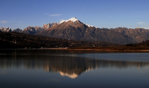Belluno - Il Monte Serva riflesso dal Lago di Santa Croce